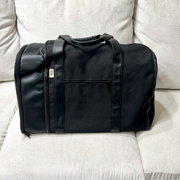 BEIS | Bags | Nwot Beis The Duffle In Black Purchased And Never Ended ...